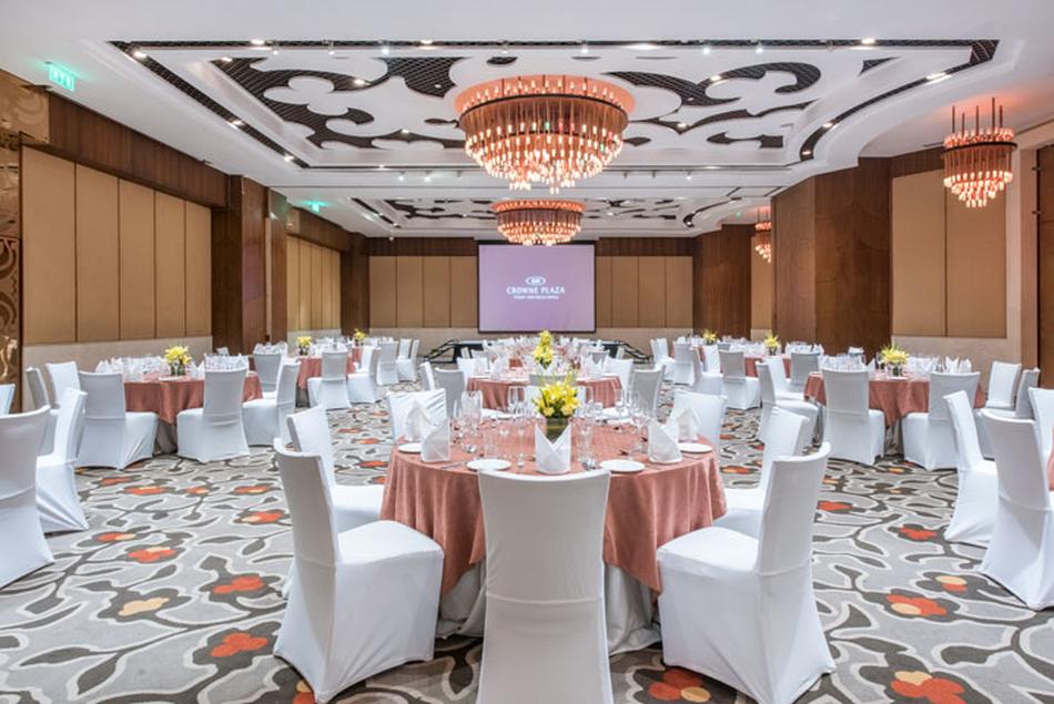 Crowne Plaza Okhla, Delhi | Banquet Hall | Wedding Lawn | WeddingZ.in
