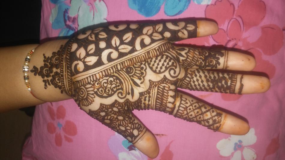 Saba Mehendi, Bridal Mehndi Artist in Nashik | WeddingZ