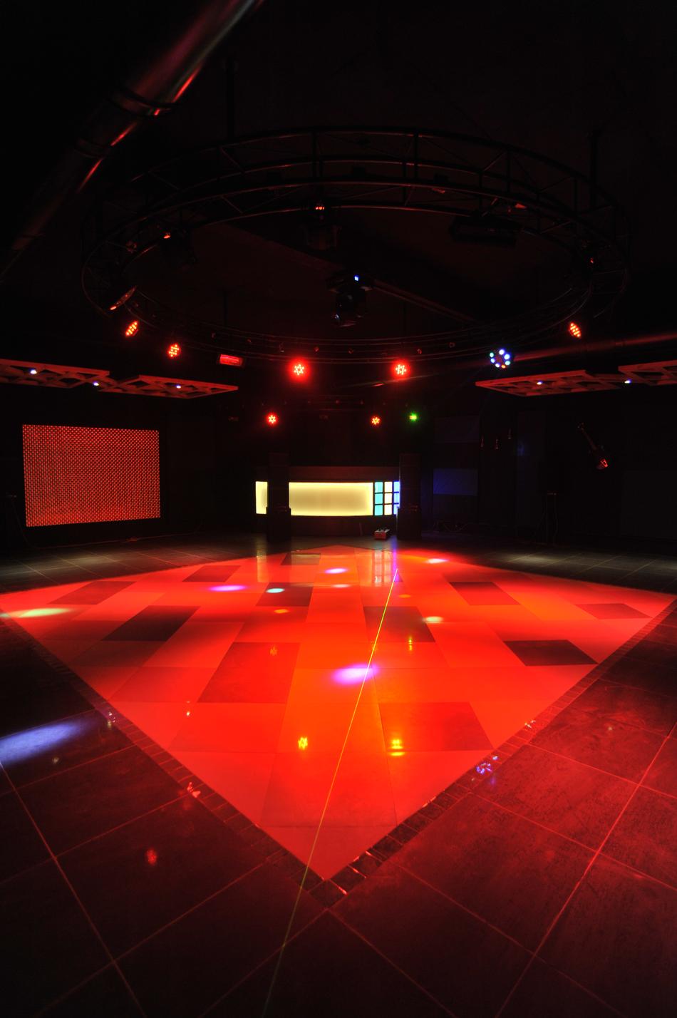 Waves Club Bhayli, Baroda | Banquet Hall | Wedding Lawn | WeddingZ.in