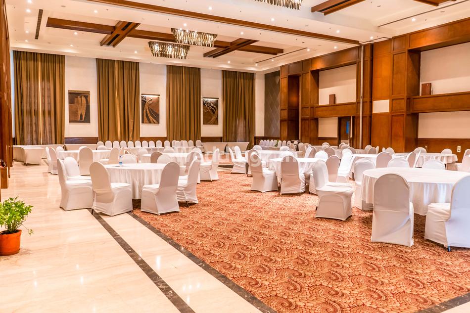 DLF Club 5 Sector 52, Gurugram | Banquet Hall | Wedding Lawn | WeddingZ.in